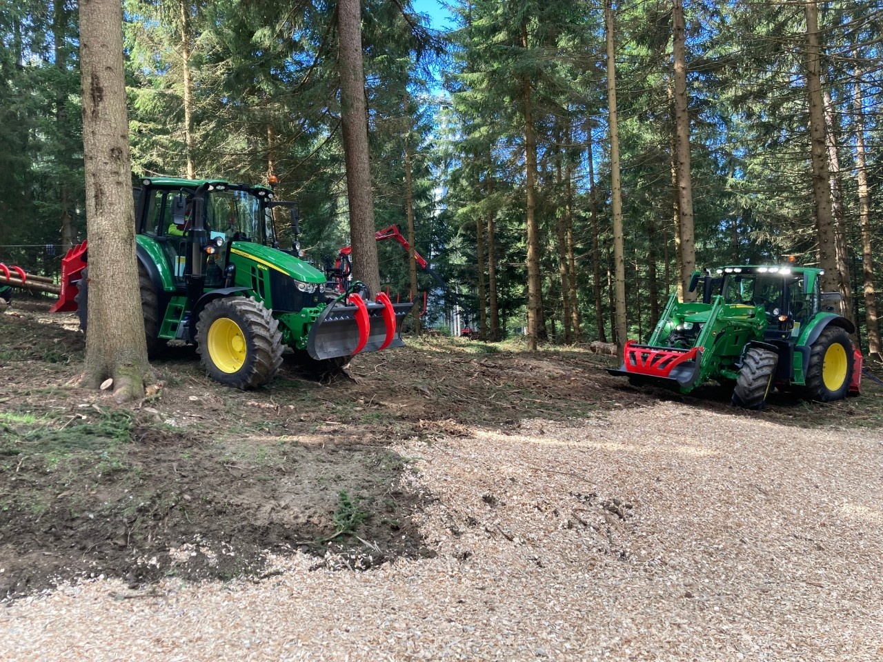 Forsttraktoren mit slowenischer Forsttechnik